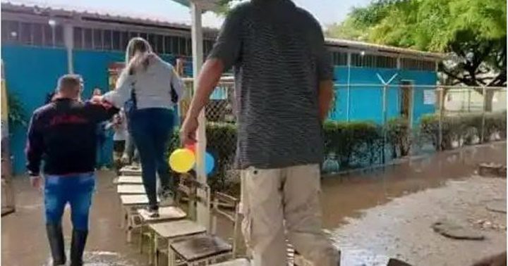 Así usa la presidenta del Consejo Legislativo de Barinas los pupitres ...