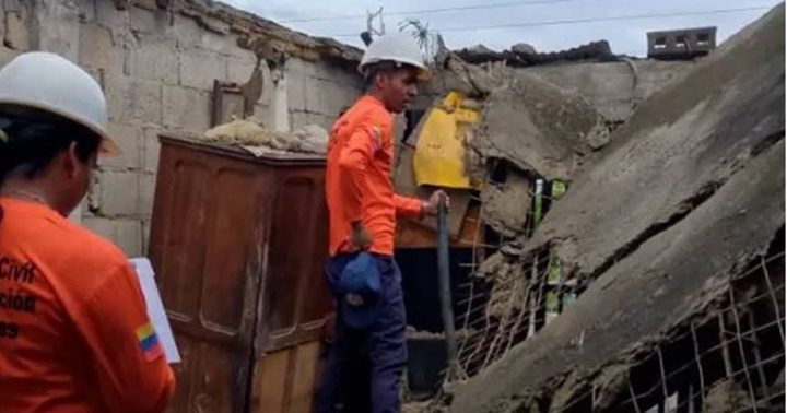 Fuertes Lluvias Provocaron El Colapso Total De Una Vivienda En El